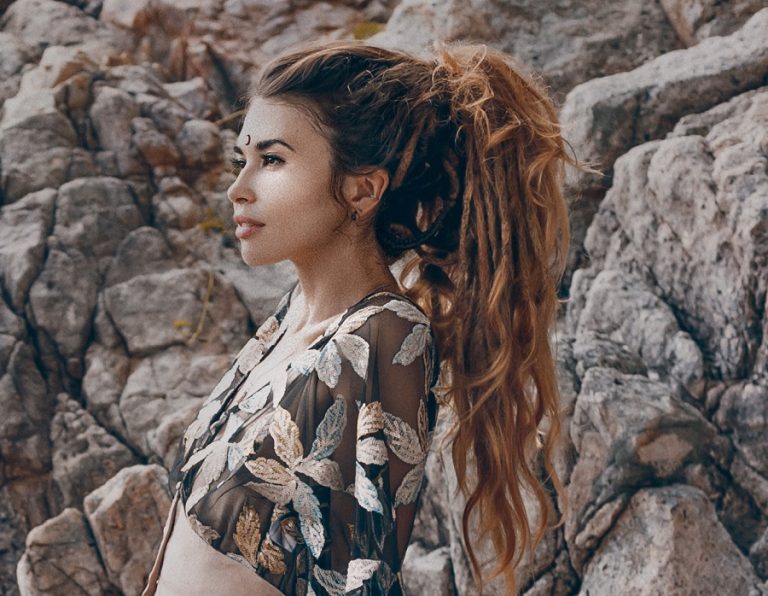 23 No-Part Hairstyles To Be Effortlessly Beautiful This Year